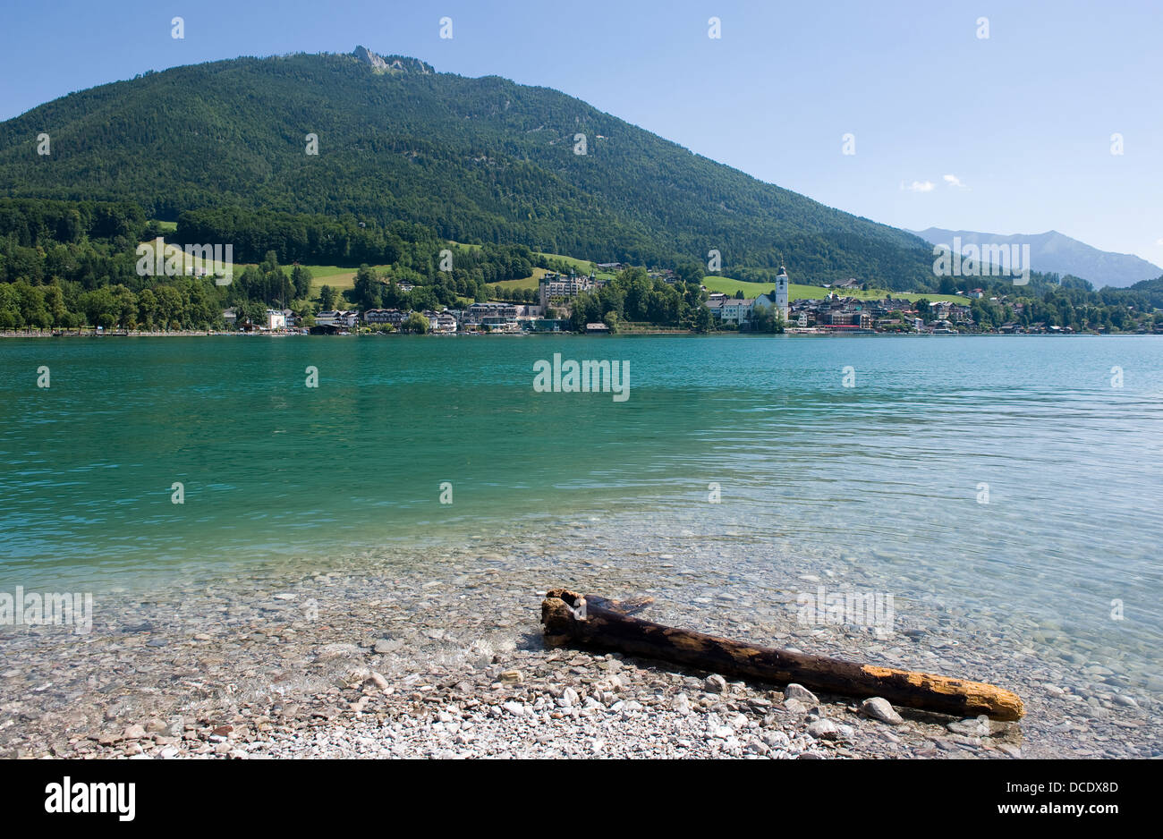 Ein Stück Holz liegt an einem Strand am Wolfgangsee in Österreich ...