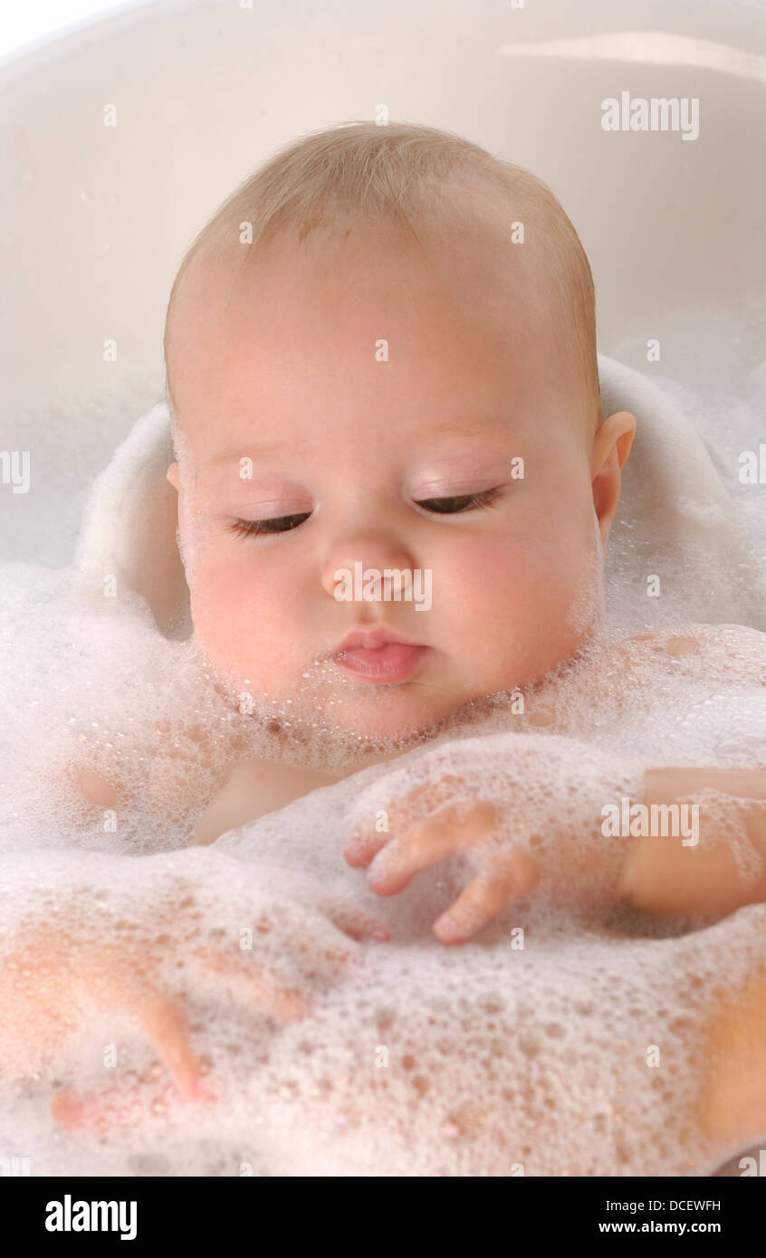Kind mädchen in badewanne -Fotos und -Bildmaterial in hoher Auflösung ...
