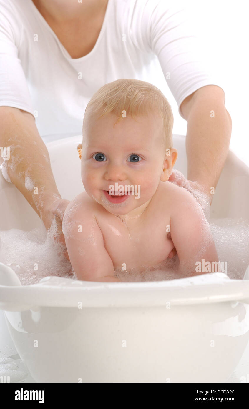 Kind in badewanne -Fotos und -Bildmaterial in hoher Auflösung – Alamy