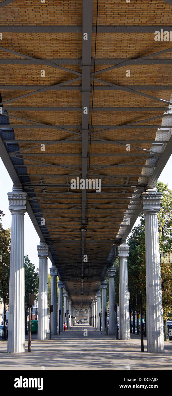 Paris u-Bahn, Linie 6, zwischen den Stationen "Nationale" & "Chevaleret ...