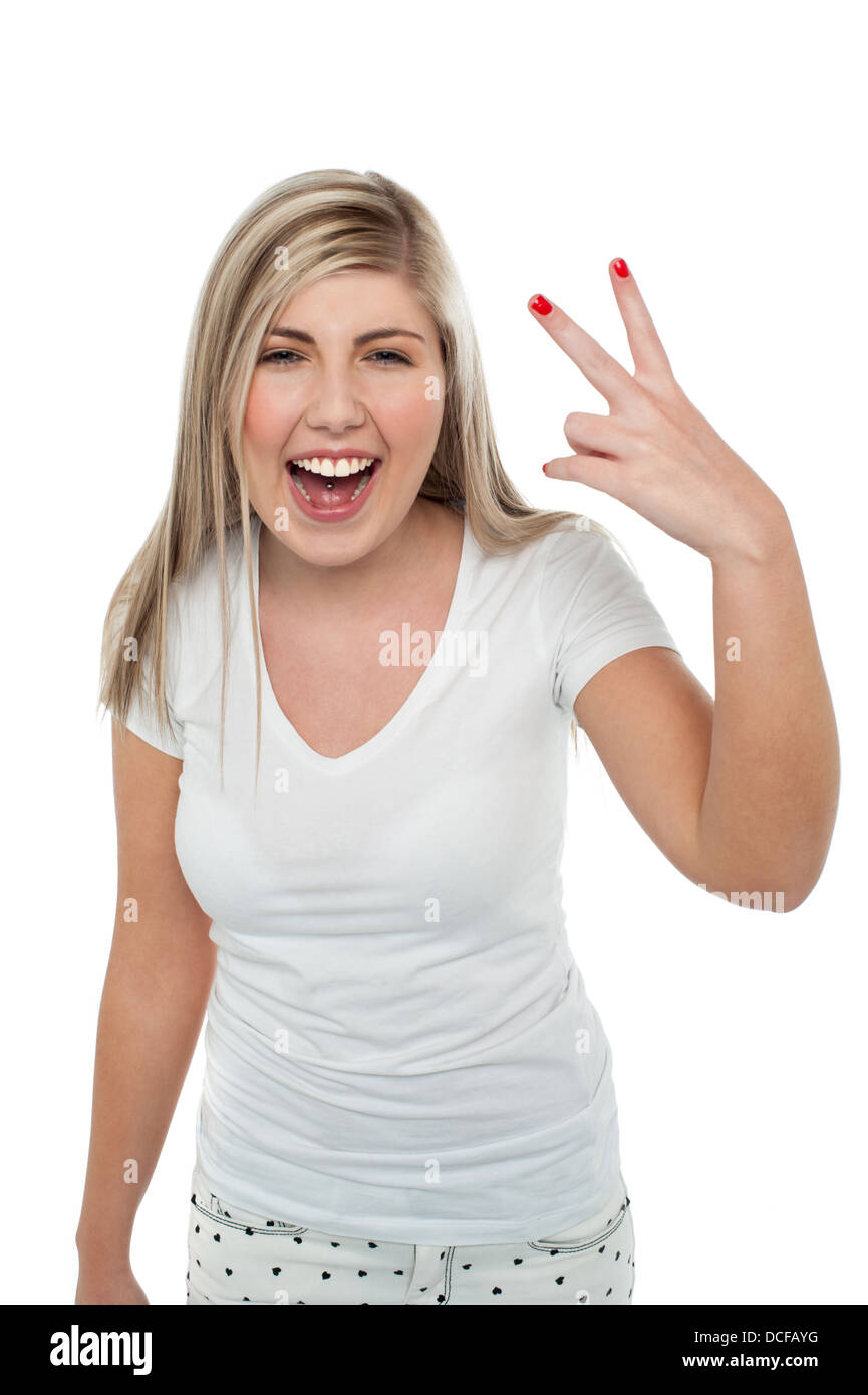 Freudige Teen Mädchen in Casuals Victory-Zeichen an der Kamera zeigt ...