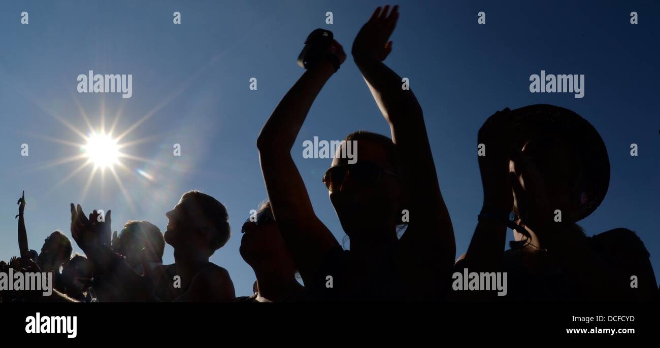 Menschen jubeln -Fotos und -Bildmaterial in hoher Auflösung – Alamy