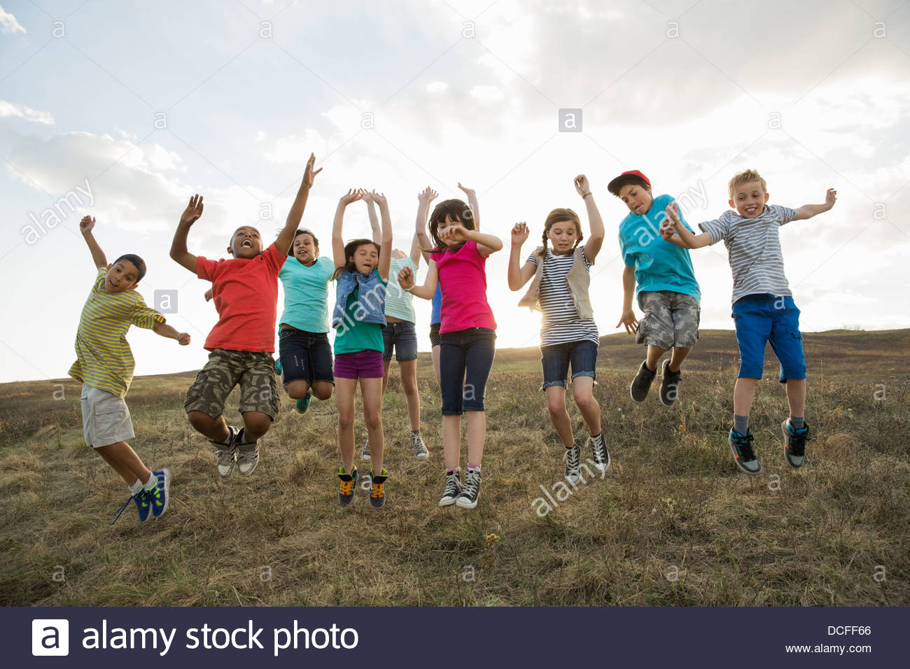 Children jumping -Fotos und -Bildmaterial in hoher Auflösung – Alamy