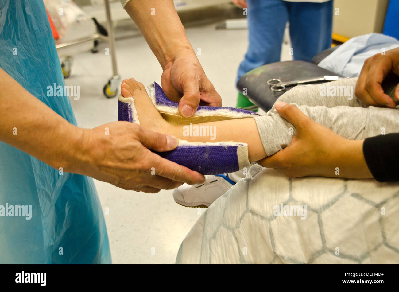 CHIRURG ENTFERNEN PUTZ VOM KIND DAS BEIN GEBROCHEN Stockfotografie - Alamy