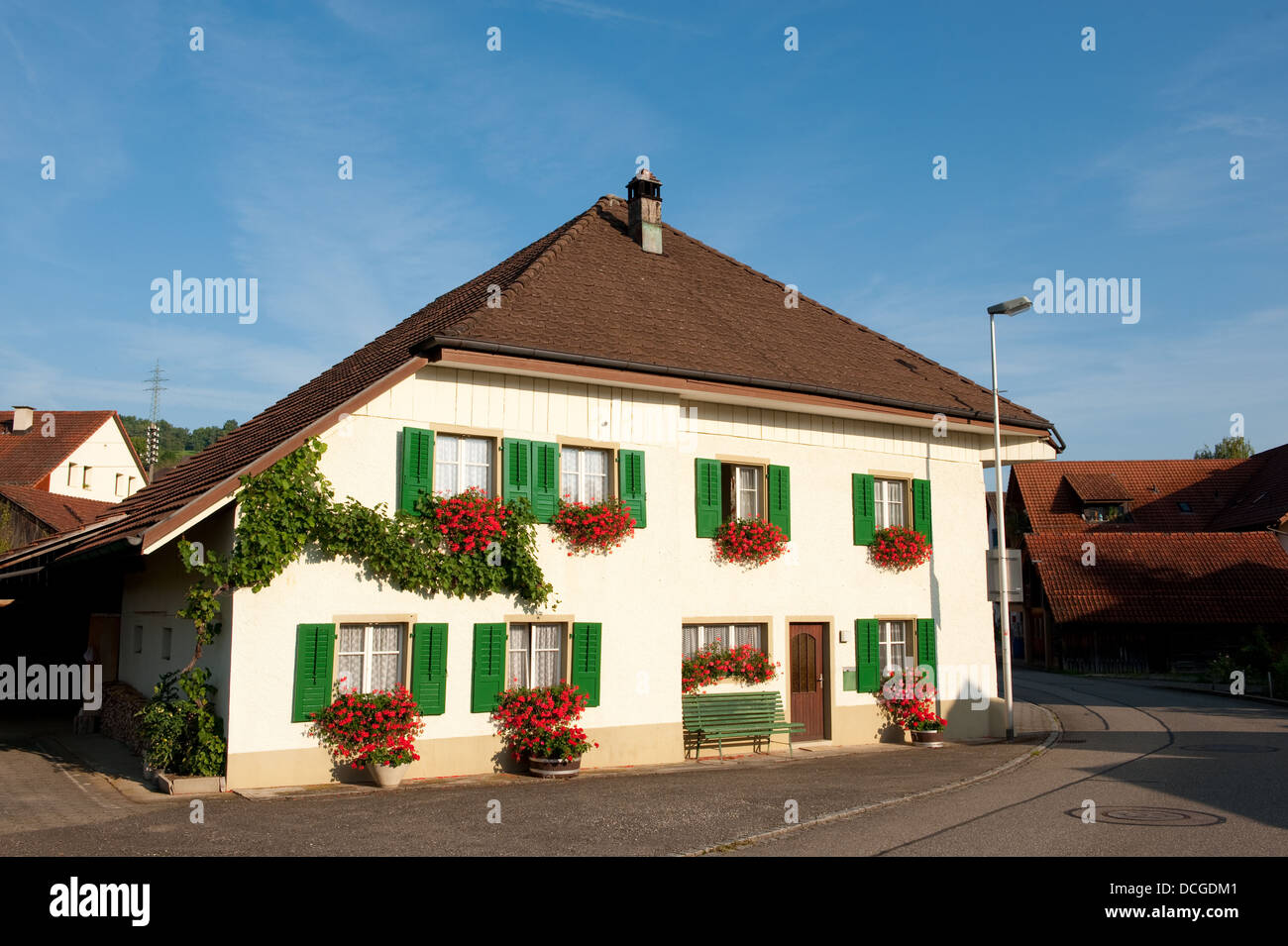 Typisches Haus in der Schweiz Stockfotografie - Alamy