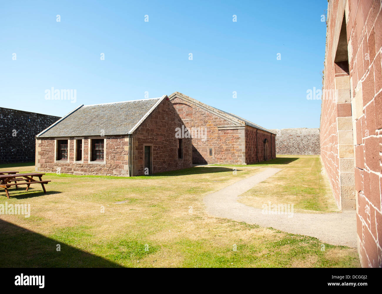 Old sandstone building -Fotos und -Bildmaterial in hoher Auflösung – Alamy