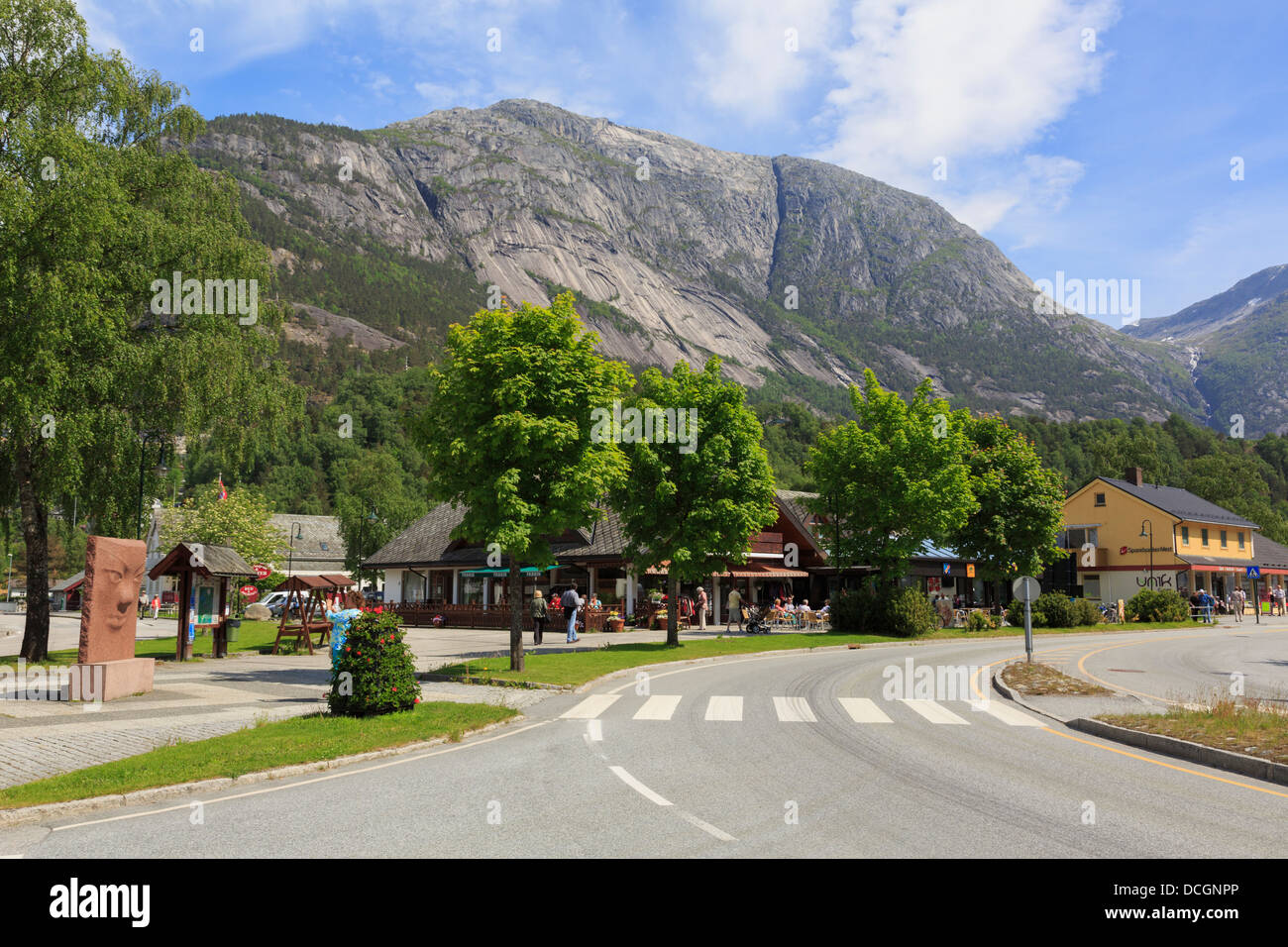 Hauptstraße 7 durch das Zentrum der Ortschaft Eidfjord, Måbødalen ...