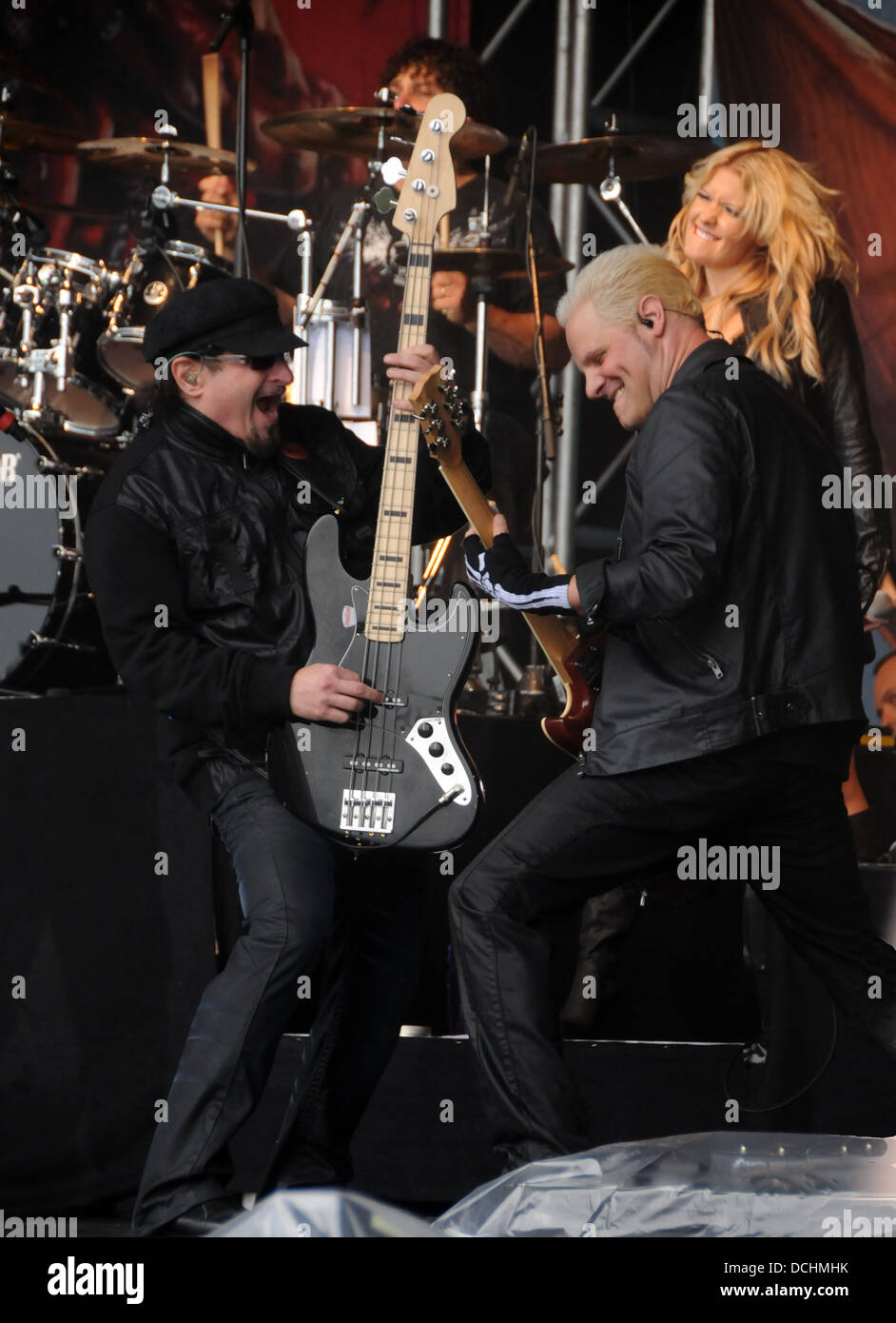 Backing singer -Fotos und -Bildmaterial in hoher Auflösung – Alamy