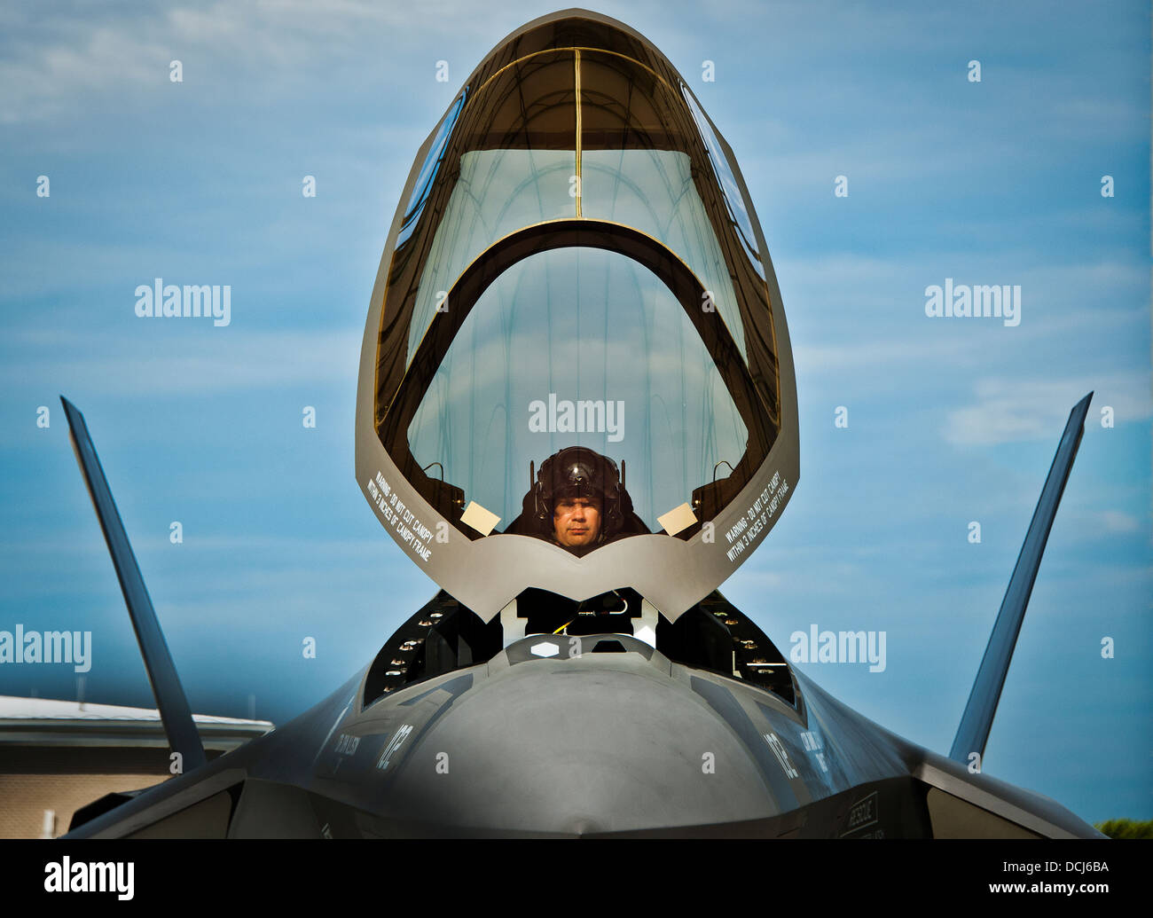 Lt. CDR Chris Tabert Piloten den F - 35C Lightning II Erstflug auf ...