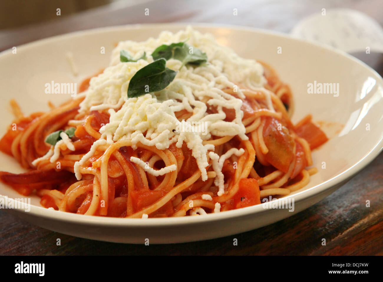 Teller spaghetti tomatensauce -Fotos und -Bildmaterial in hoher ...