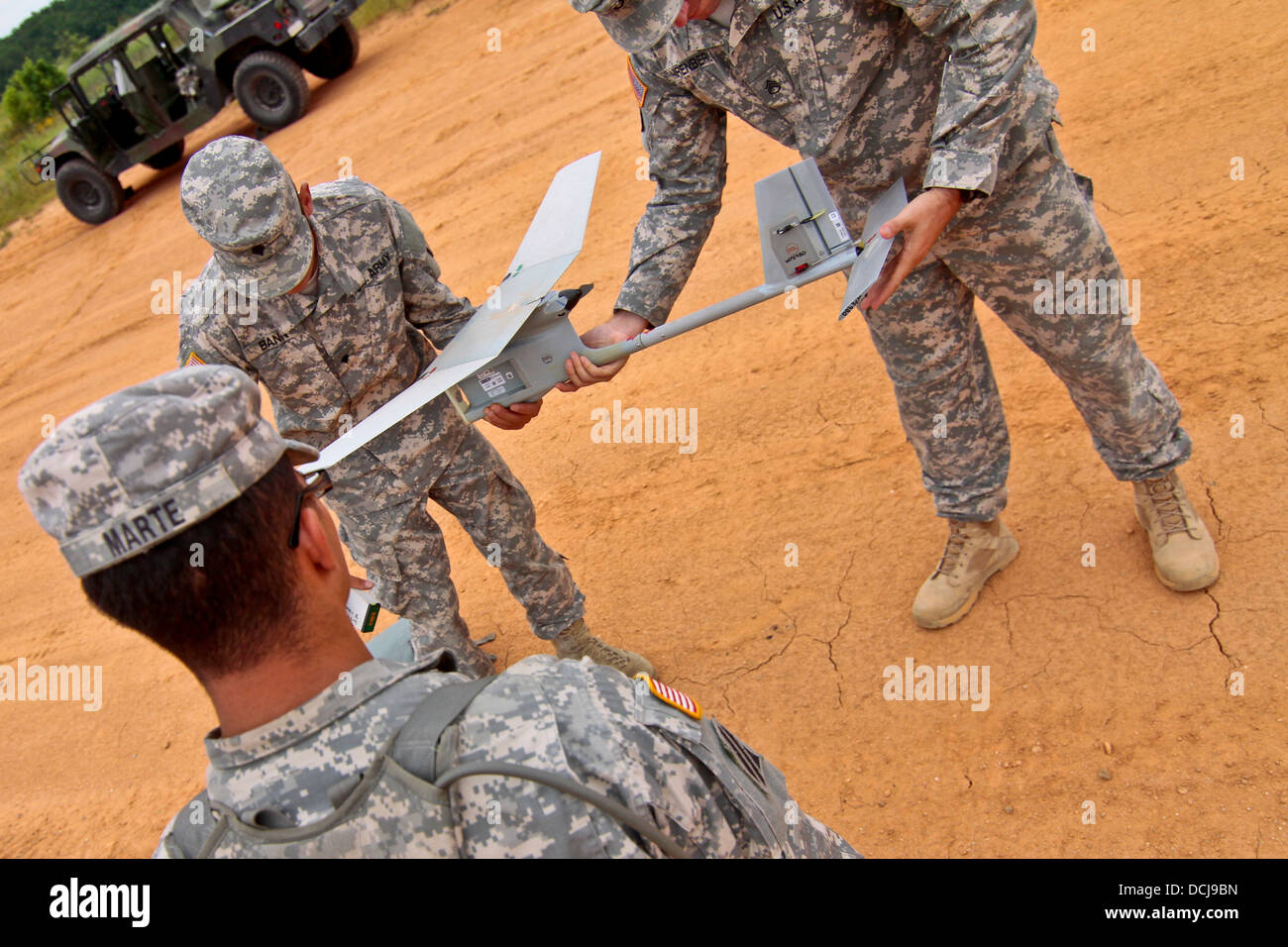Soldaten der US-Armee aus New Jersey Army National Guard montieren ...
