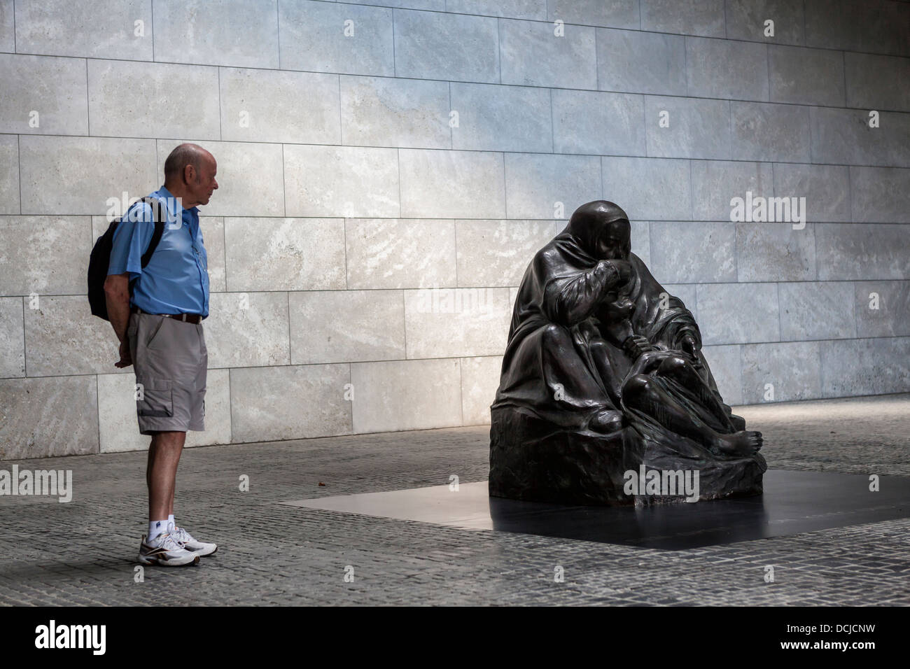 Kathe kollwitz mutter mit ihrem toten sohn oder pieta -Fotos und -Bildmaterial in hoher ...