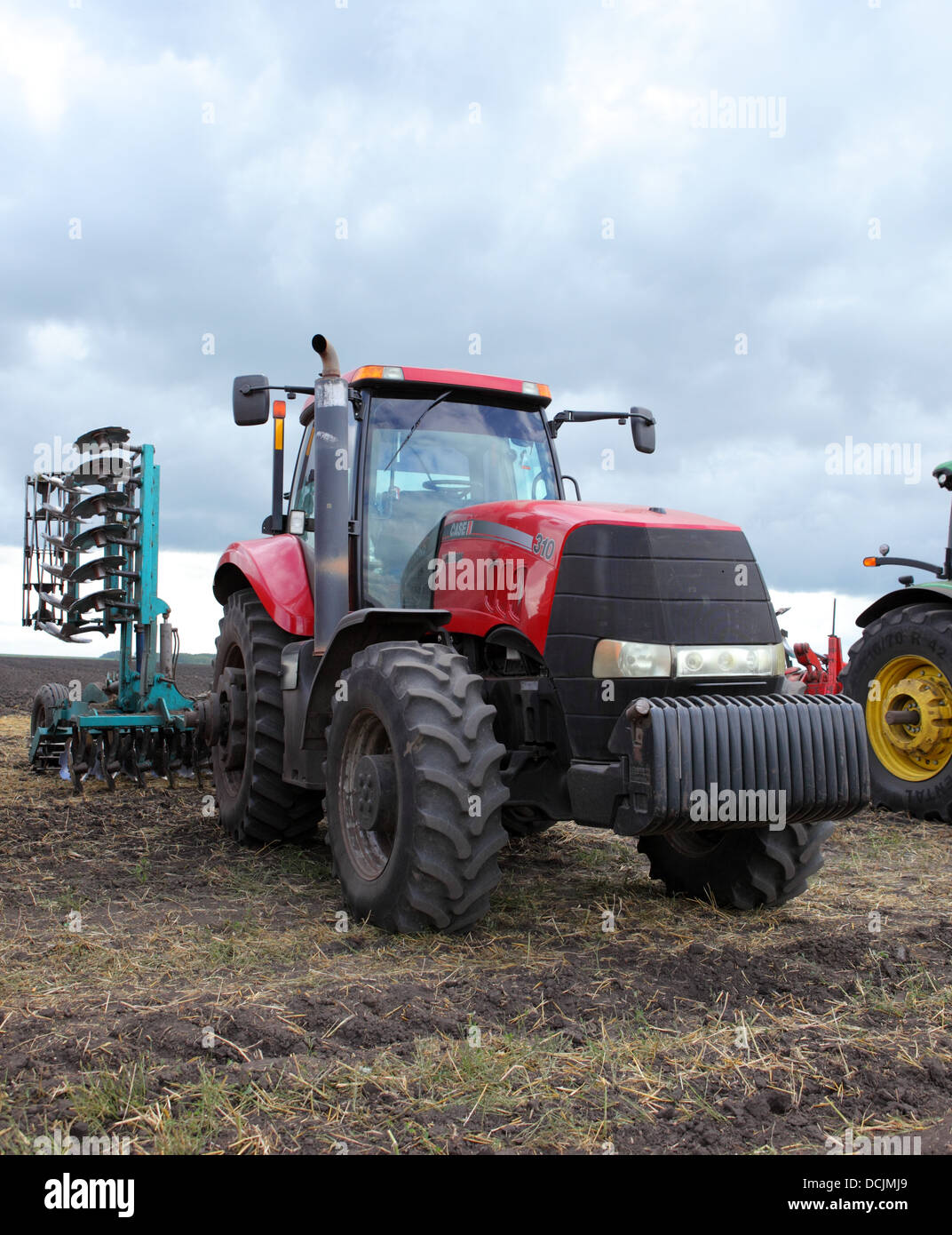Traktor mit pflug -Fotos und -Bildmaterial in hoher Auflösung – Alamy