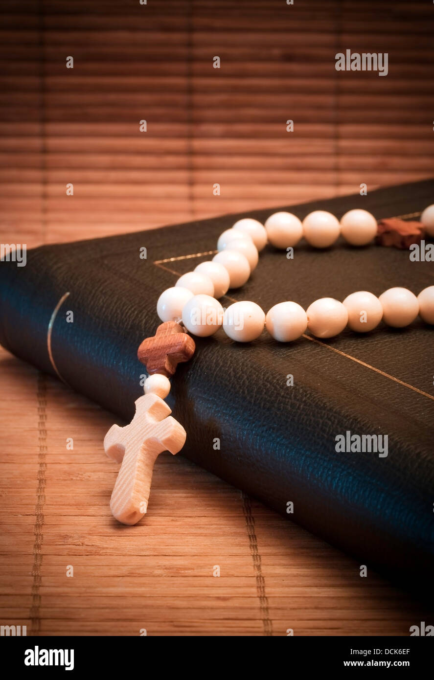 Bibel und kreuz -Fotos und -Bildmaterial in hoher Auflösung – Alamy
