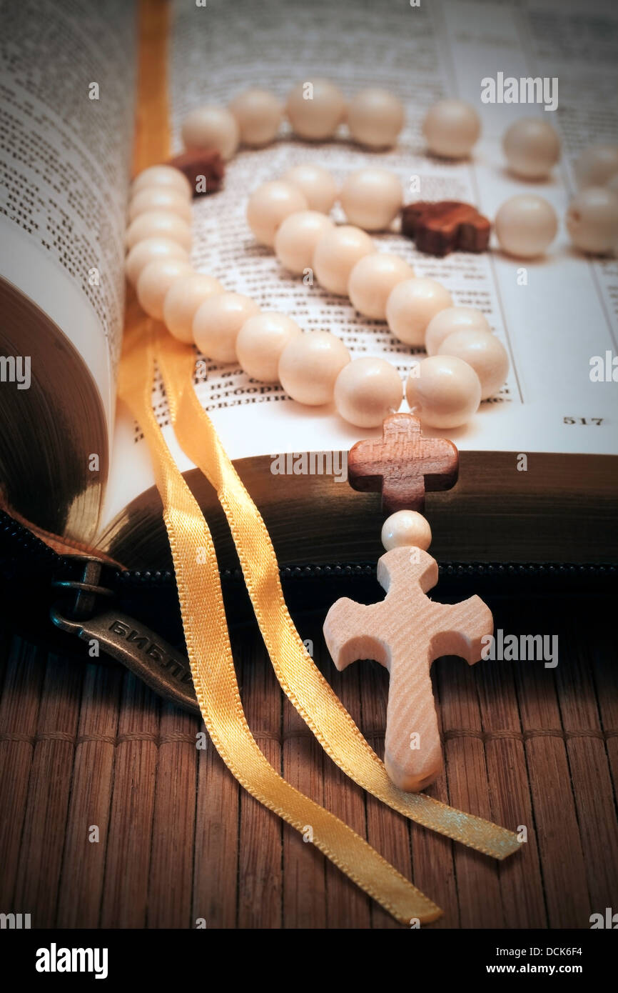 Bibel und kreuz -Fotos und -Bildmaterial in hoher Auflösung – Alamy