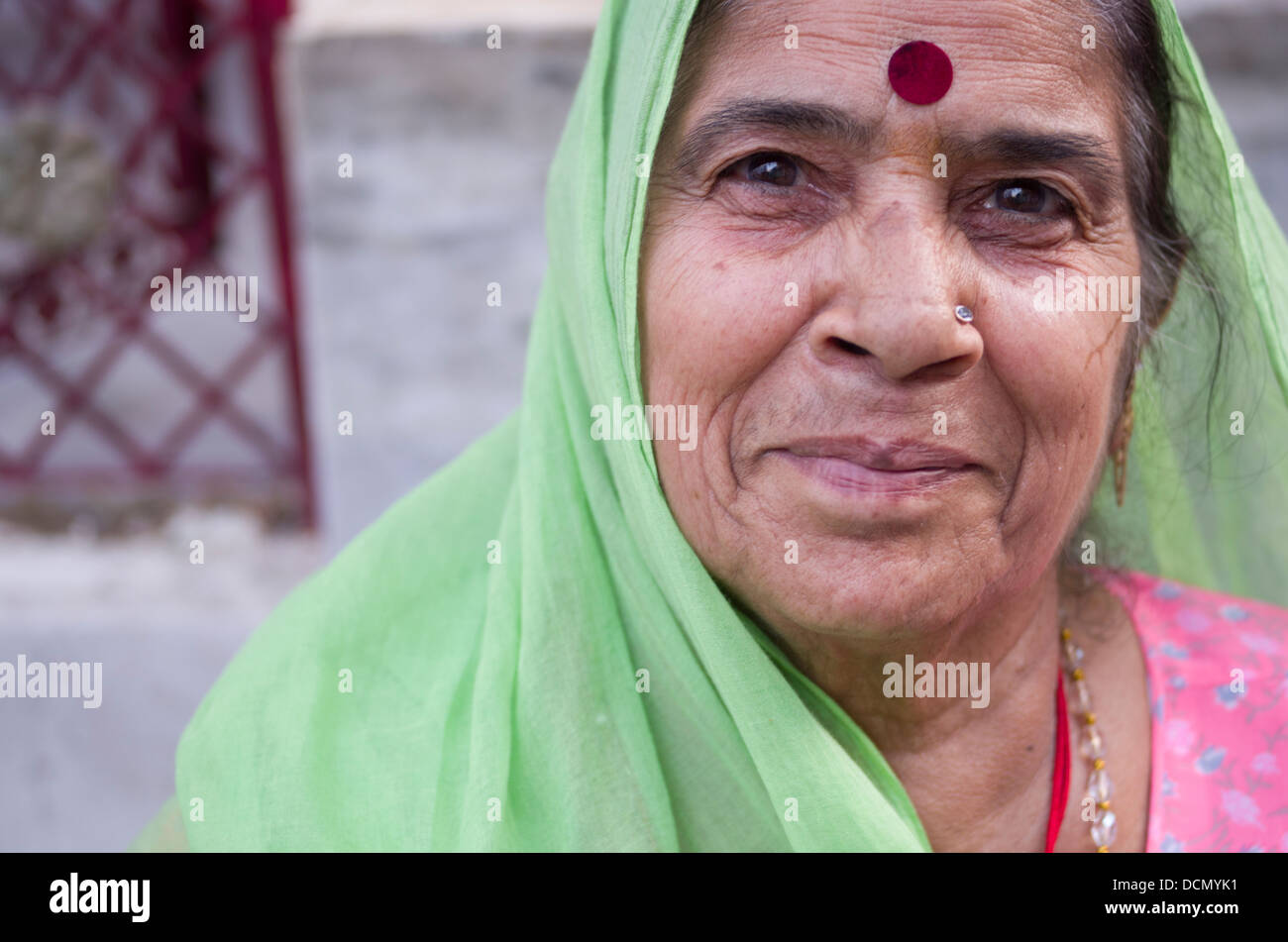 Red Dot Forehead Female India Fotos Und Bildmaterial In Hoher