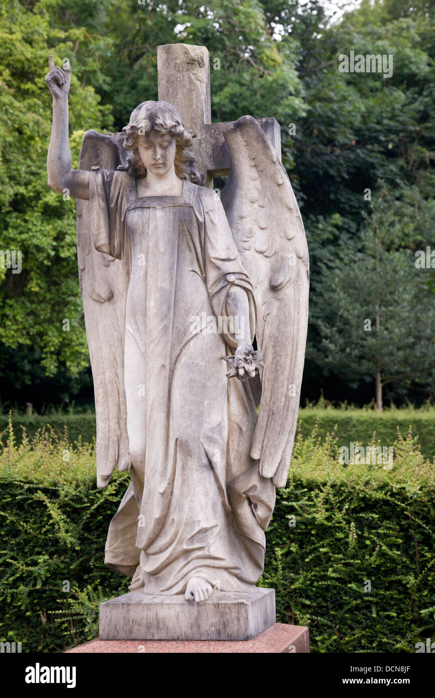 Nahaufnahme eines großen steinernen Engel Statue - Arno Vale Friedhof ...