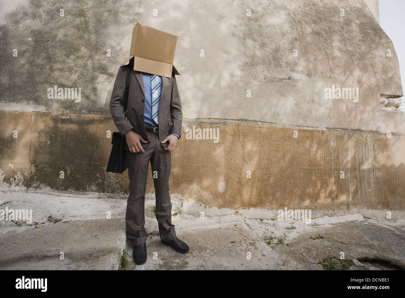 Kopf in eine kiste -Fotos und -Bildmaterial in hoher Auflösung – Alamy