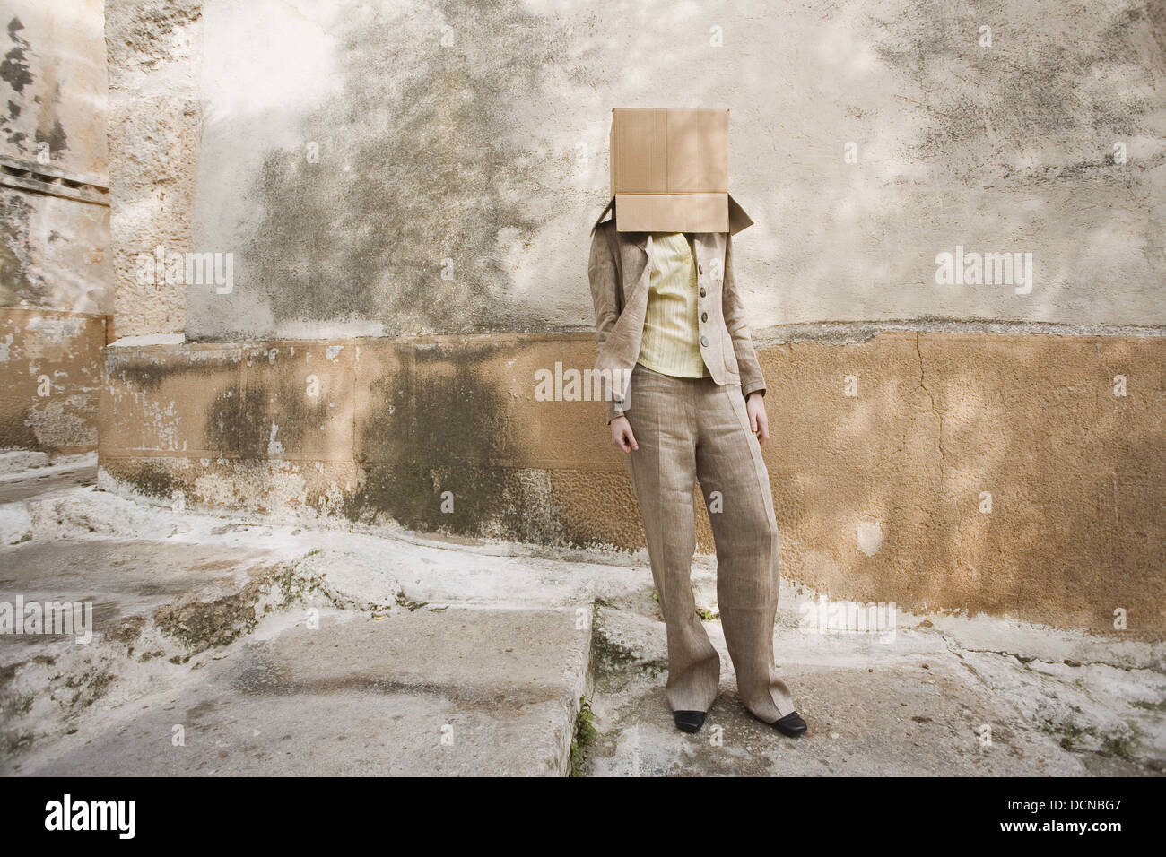 Kopf in eine kiste -Fotos und -Bildmaterial in hoher Auflösung – Alamy