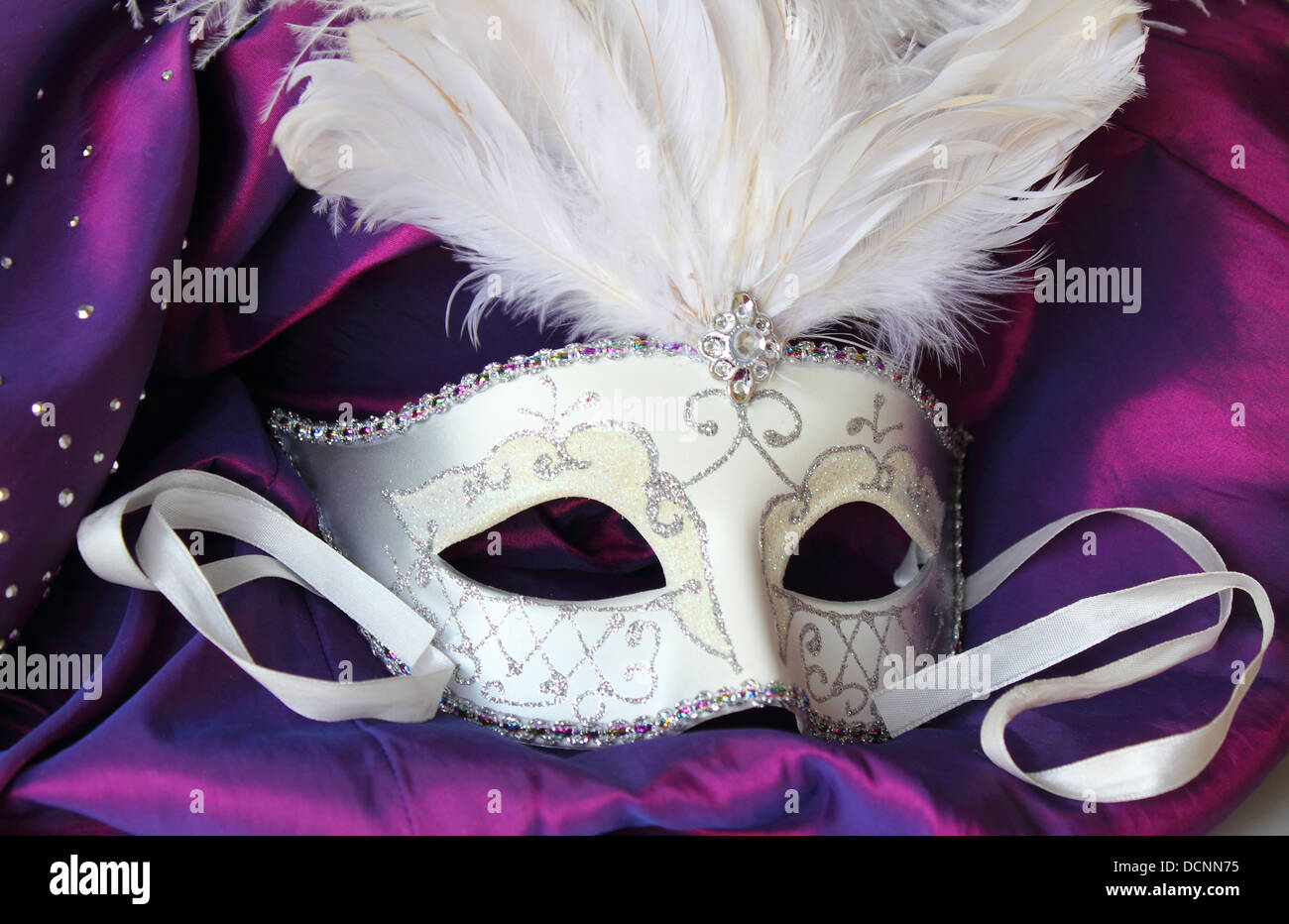 Feathered mask -Fotos und -Bildmaterial in hoher Auflösung – Alamy
