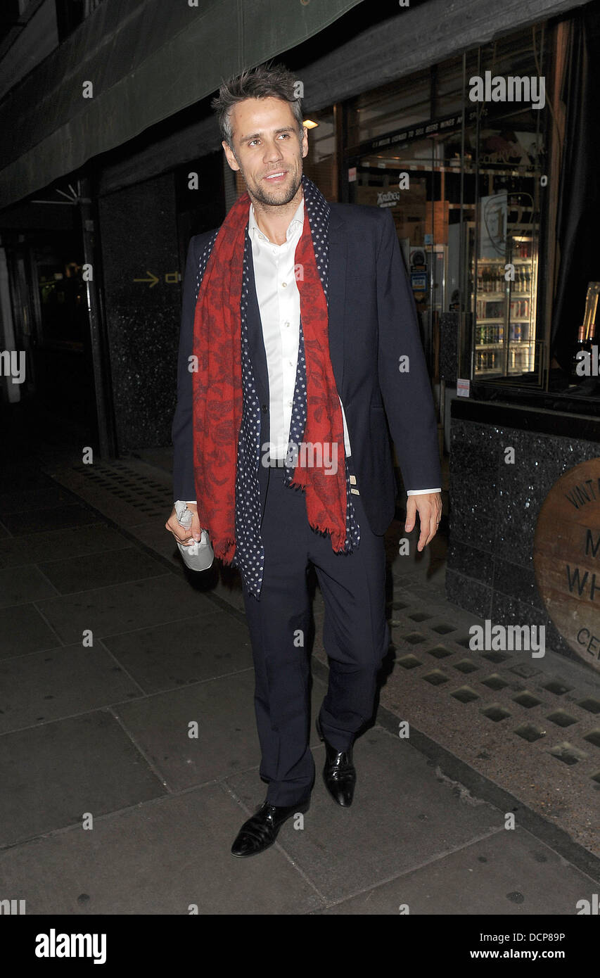 Richard Bacon verlassen ein Spirituosengeschäft in Soho eine Flasche ...
