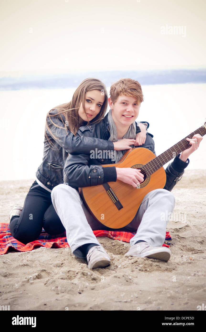 Jugendliche Am Strand Stockfotos und -bilder Kaufen - Alamy