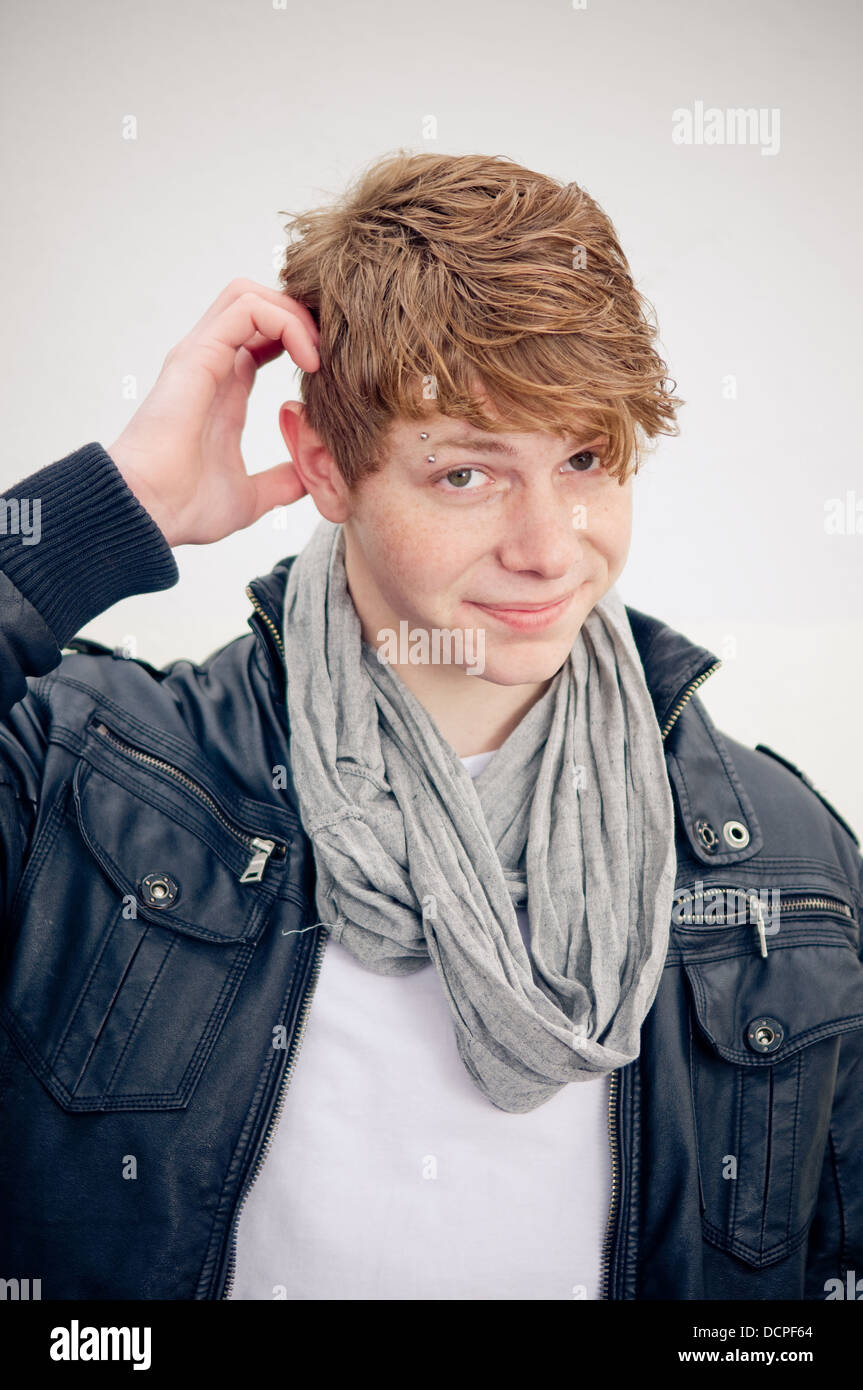 Echte junge Mann auf einfachen Hintergrund Stockfotografie - Alamy