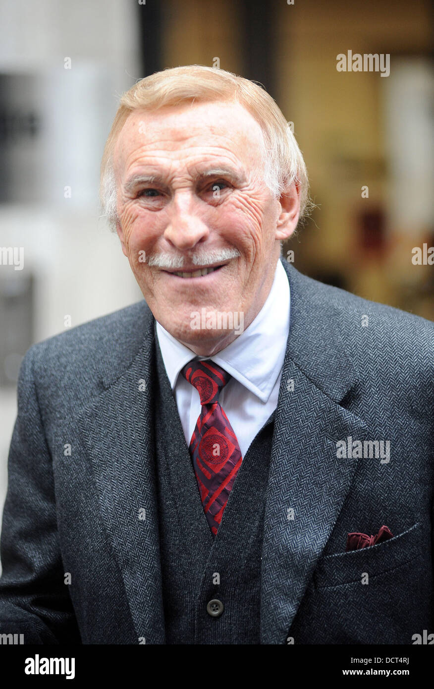 Sir bruce forsyth -Fotos und -Bildmaterial in hoher Auflösung – Alamy