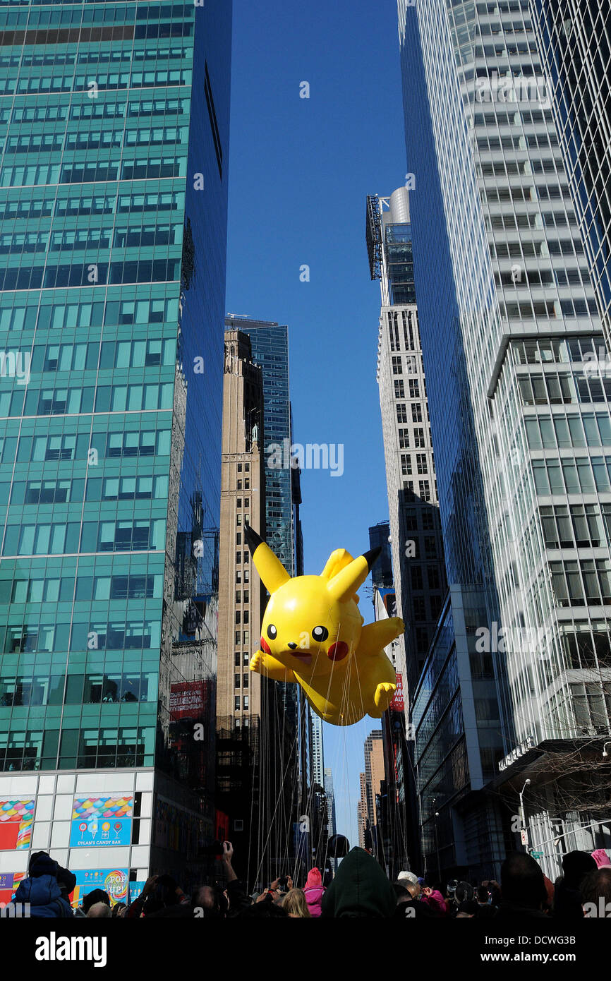 Pikachu, Ballons schweben am 85. jährlichen Macy's Thanksgiving Day ...