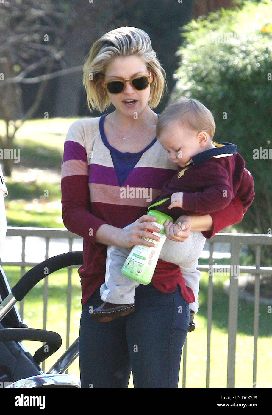 Ali Larter nimmt ihr Baby Sohn Theodore Hayes MacArthur Cold Water Park ...