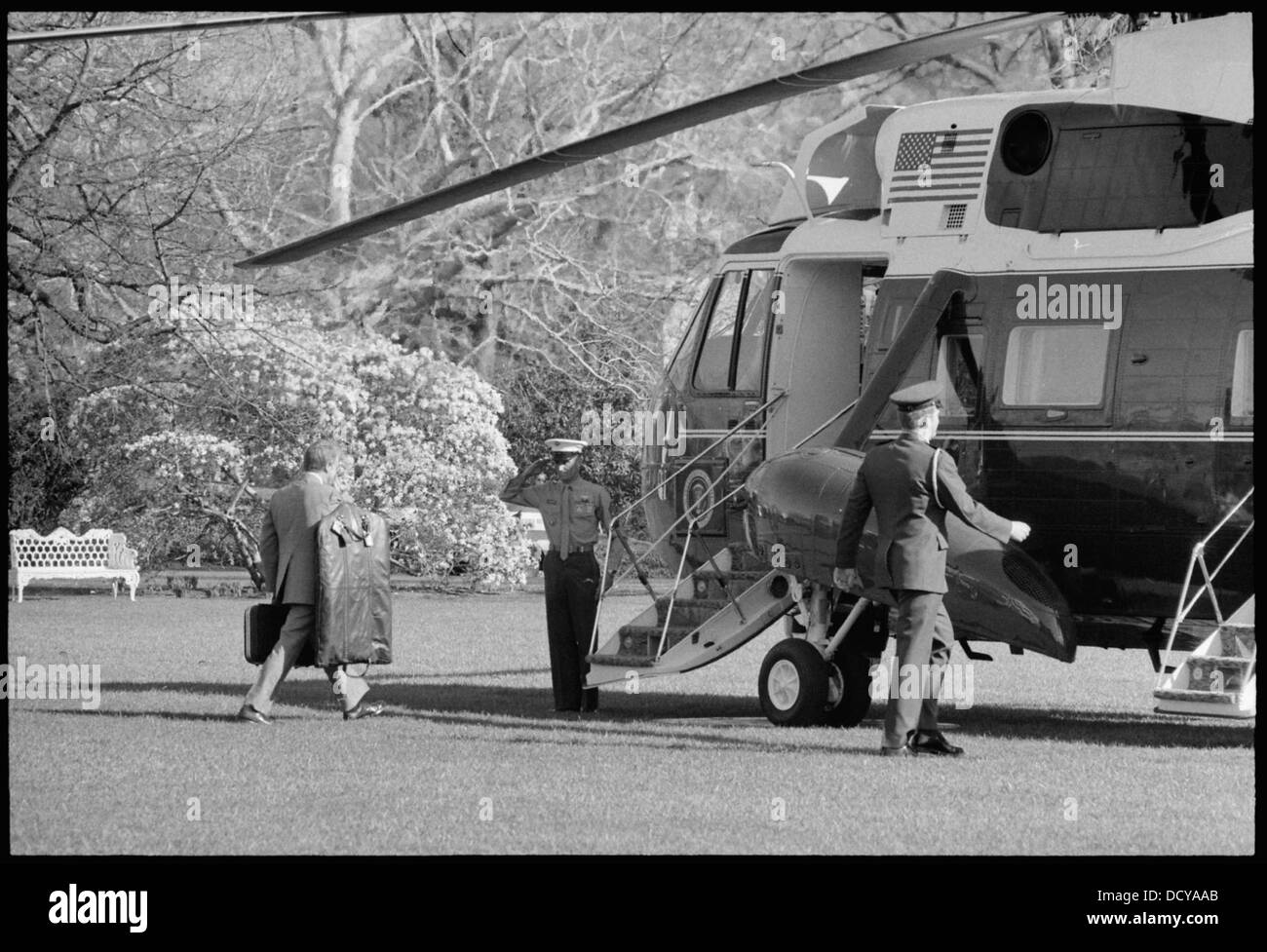 Jimmy Carter trägt seine Koffer, als er Marine One--174071 Bretter ...