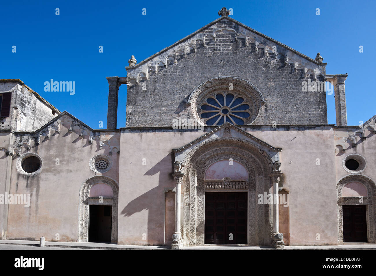 Romanesque basilica -Fotos und -Bildmaterial in hoher Auflösung – Alamy