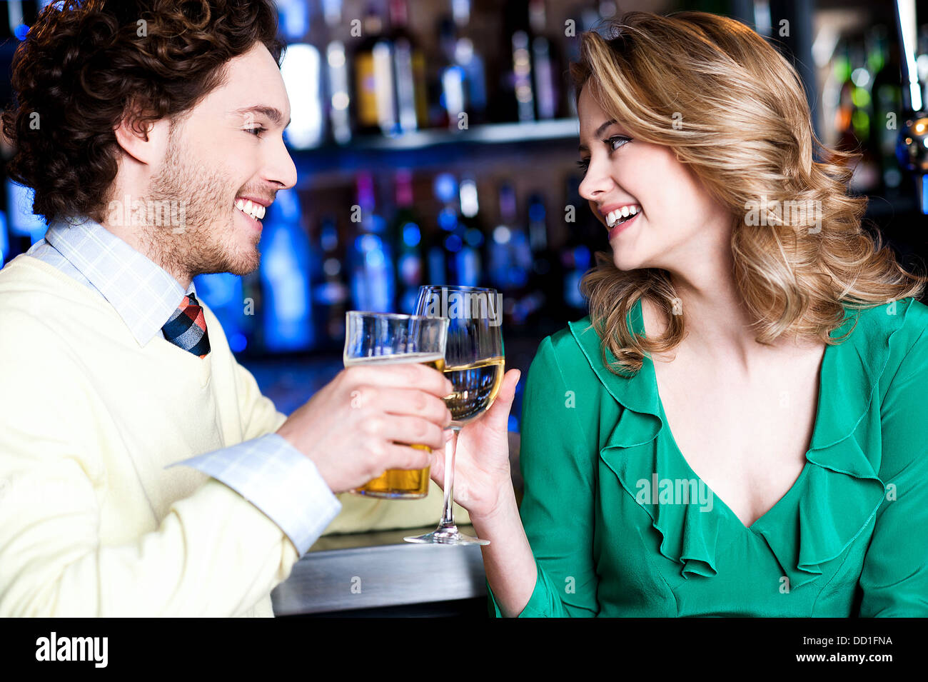 Fröhlich zwei Freunde feiern ihren Drink in einer bar Stockfotografie ...