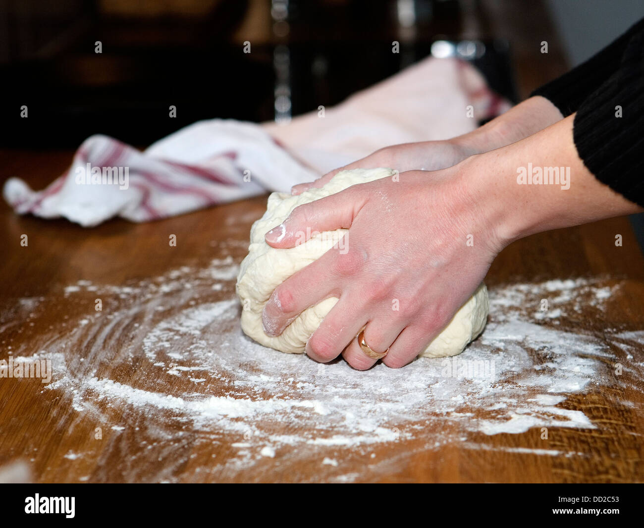 Pizzateig hand -Fotos und -Bildmaterial in hoher Auflösung – Alamy