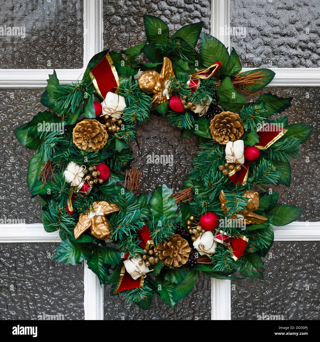 Nahaufnahme eines festlichen Weihnachtskranz an eine Tür hängen ...