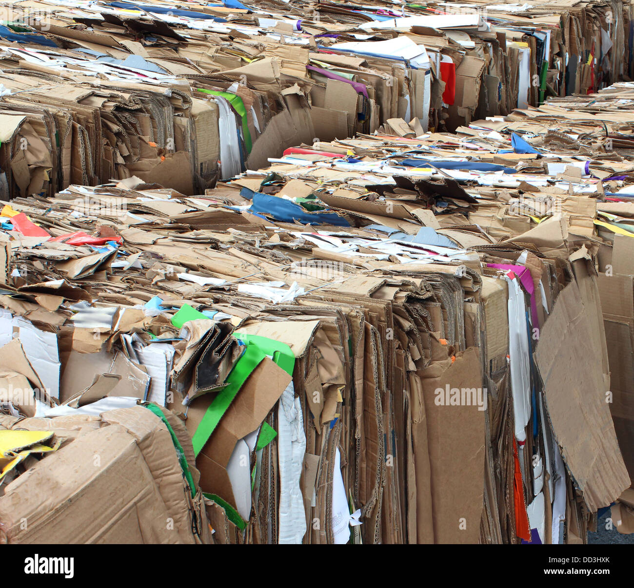 Recycling-Karton Verpackung Konzept mit Stapeln von komprimierten ...