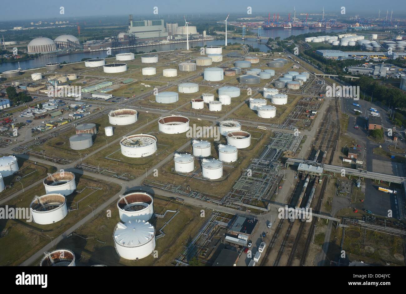 Shell oil refinery hamburg -Fotos und -Bildmaterial in hoher Auflösung ...