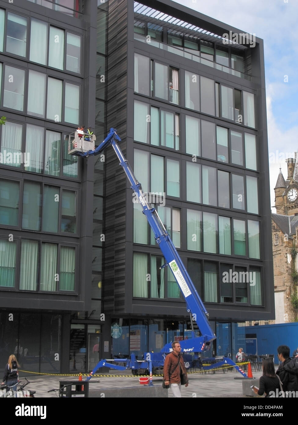 Cleaning windows cherry picker -Fotos und -Bildmaterial in hoher ...