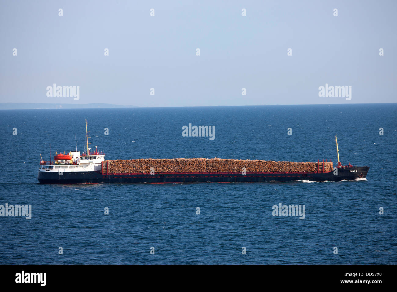Transporting wood ship -Fotos und -Bildmaterial in hoher Auflösung – Alamy
