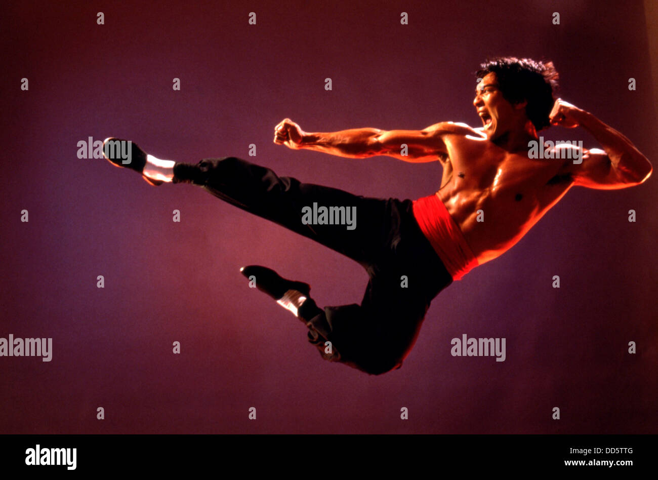 Dragon die bruce lee story -Fotos und -Bildmaterial in hoher Auflösung ...