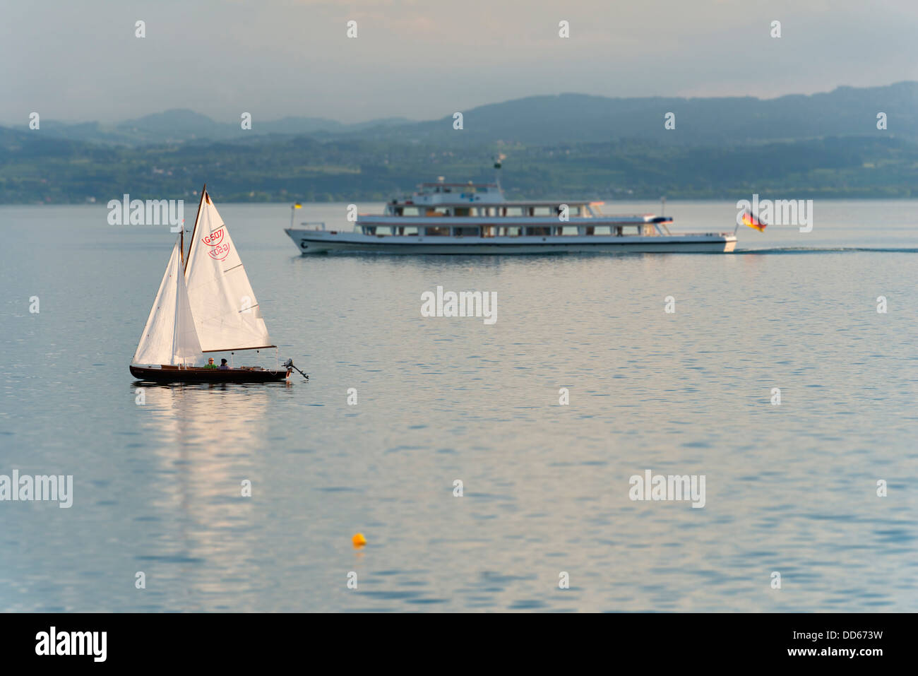 Deutschland, Blick auf Passagierschiff vorbei Segelboot im Bodensee ...