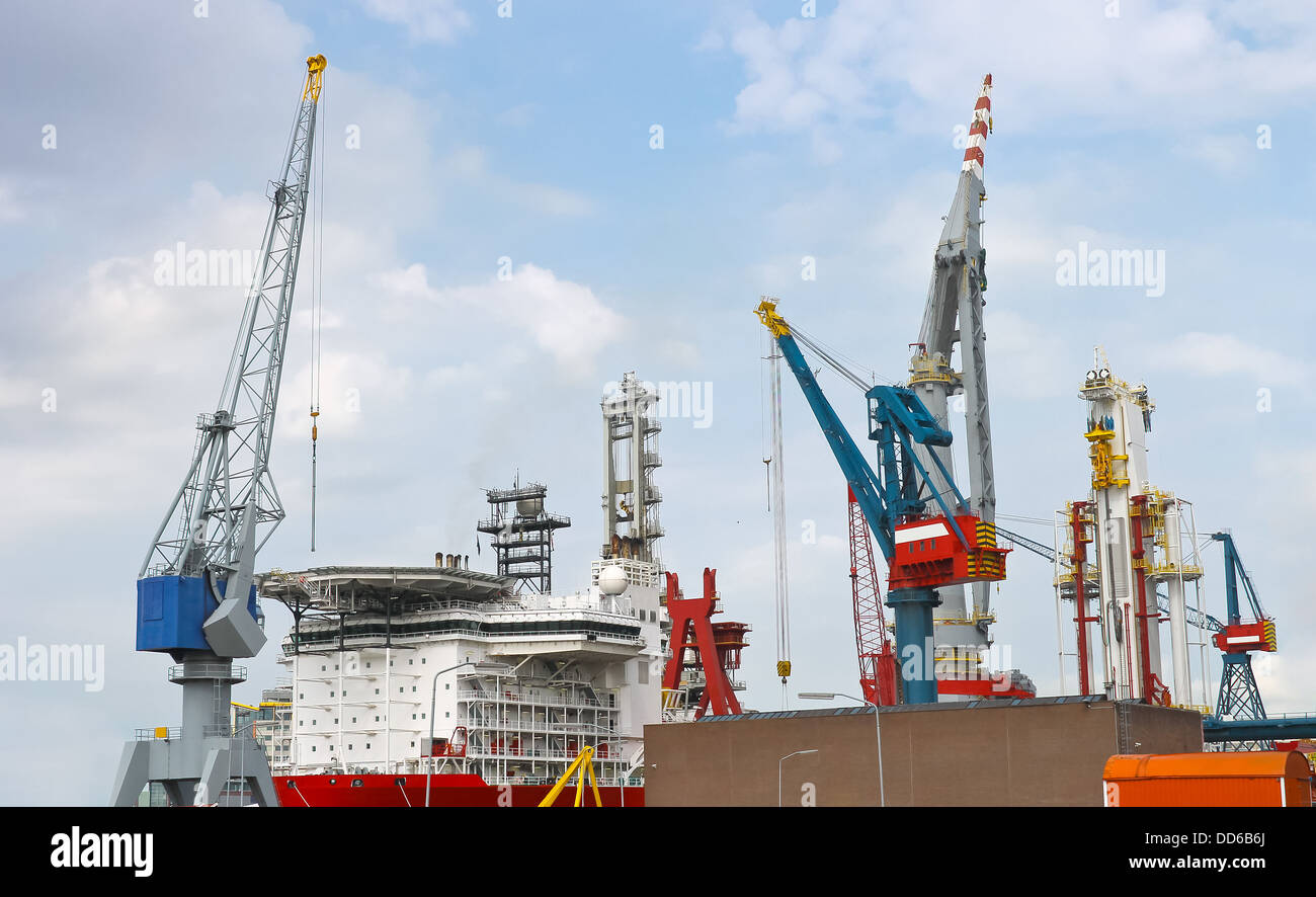 Crane ship building shipyard -Fotos und -Bildmaterial in hoher ...