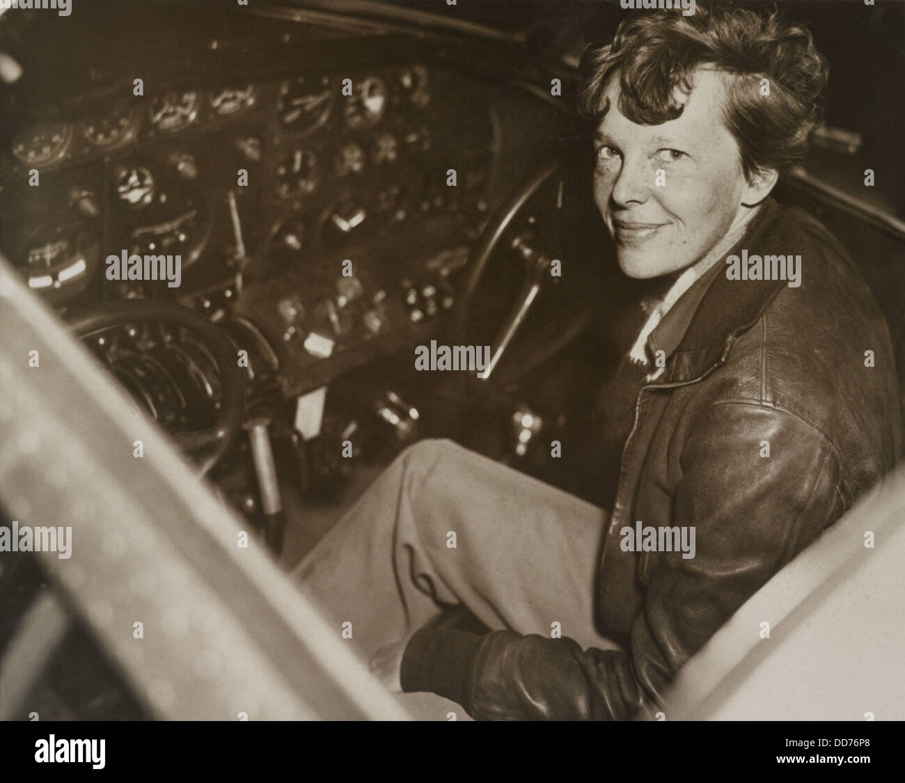 Amelia Earhart sitzen im Cockpit ihr Flugzeug Lockheed Electra, ca ...