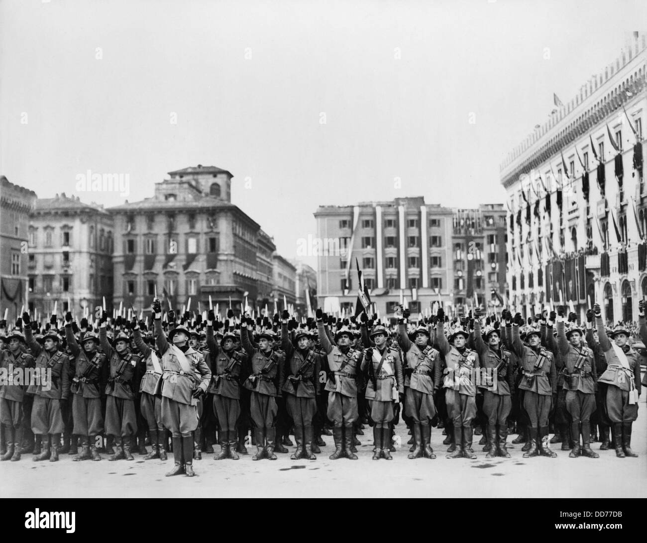 Mussolini führt eine große Gruppe von italienischen faschistischen ...