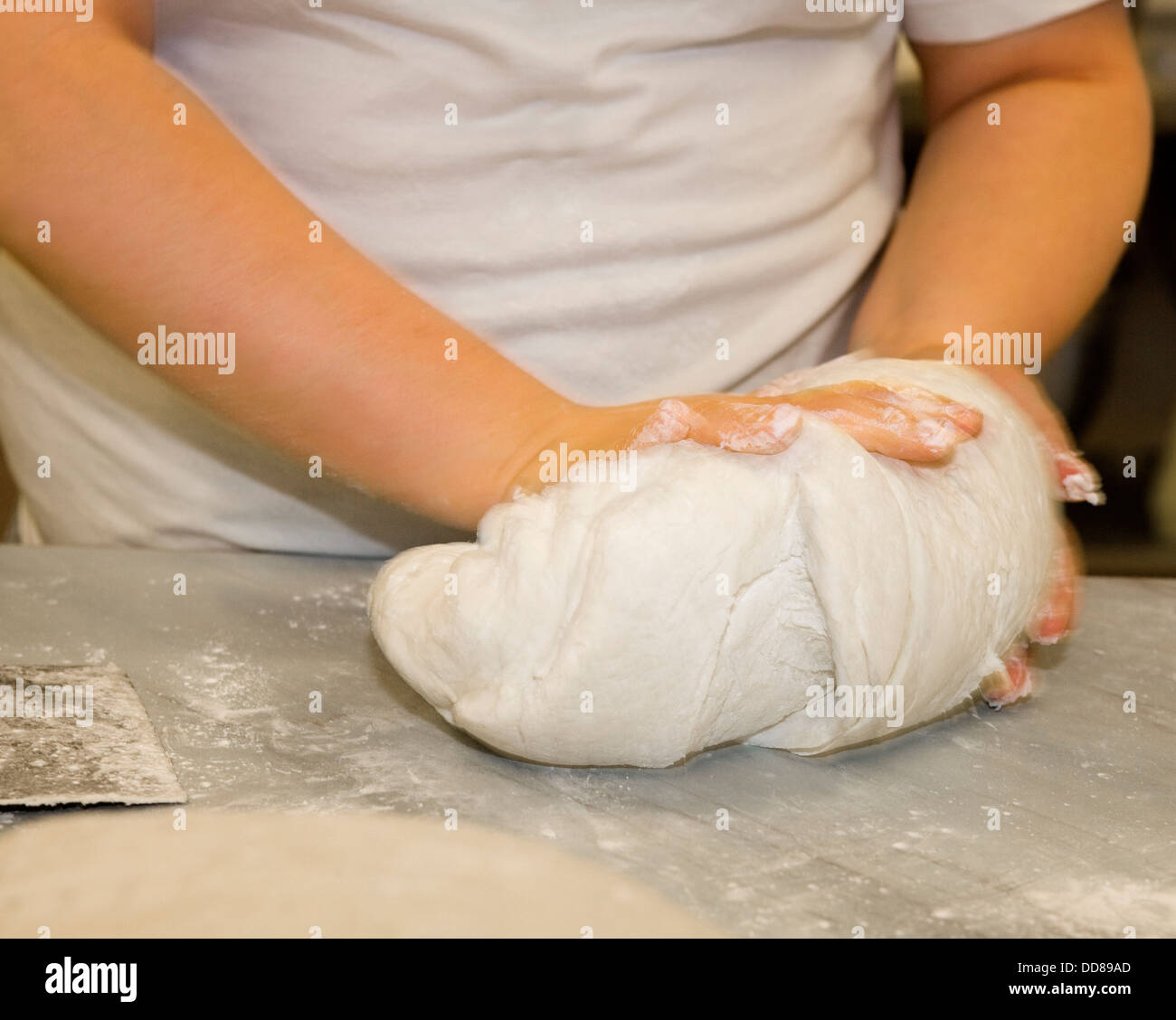 Pizzateig hand -Fotos und -Bildmaterial in hoher Auflösung – Alamy
