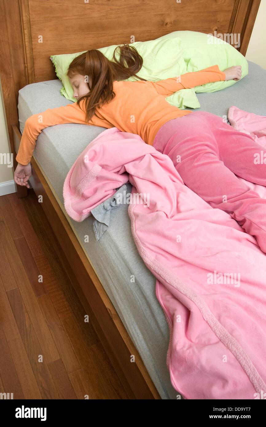 Preteen rothaarige Mädchen in ihrem Bett Stockfotografie - Alamy