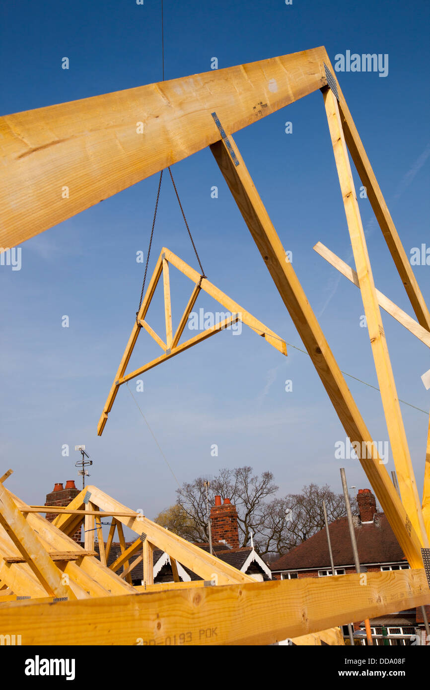 selbst Hausbau, Traversen Dach anheben hölzerne Bau hoch über Haus mit ...