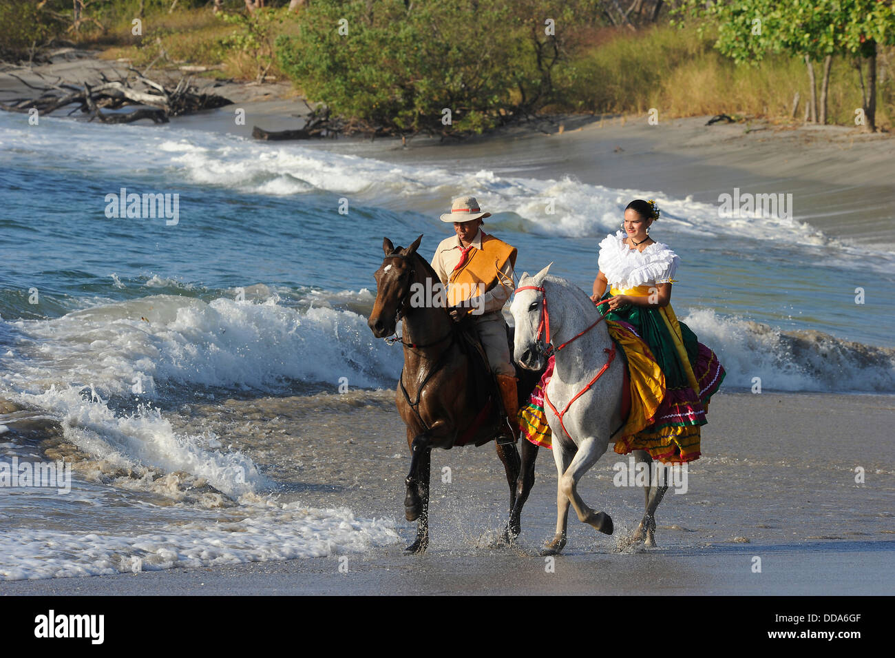 Reiten am strand von costa rica -Fotos und -Bildmaterial in hoher ...