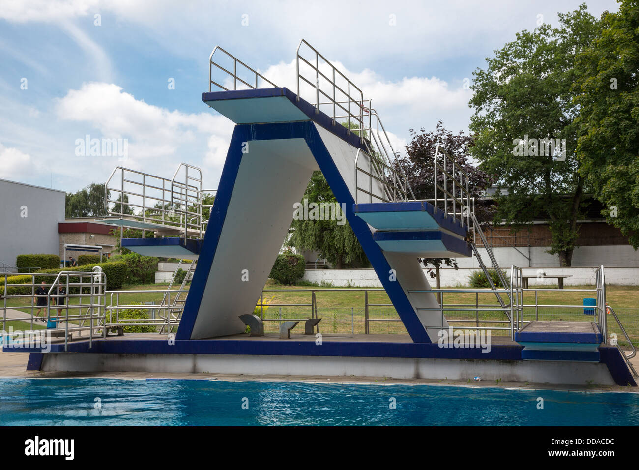 Sprungturm im Freibad Stockfotografie - Alamy