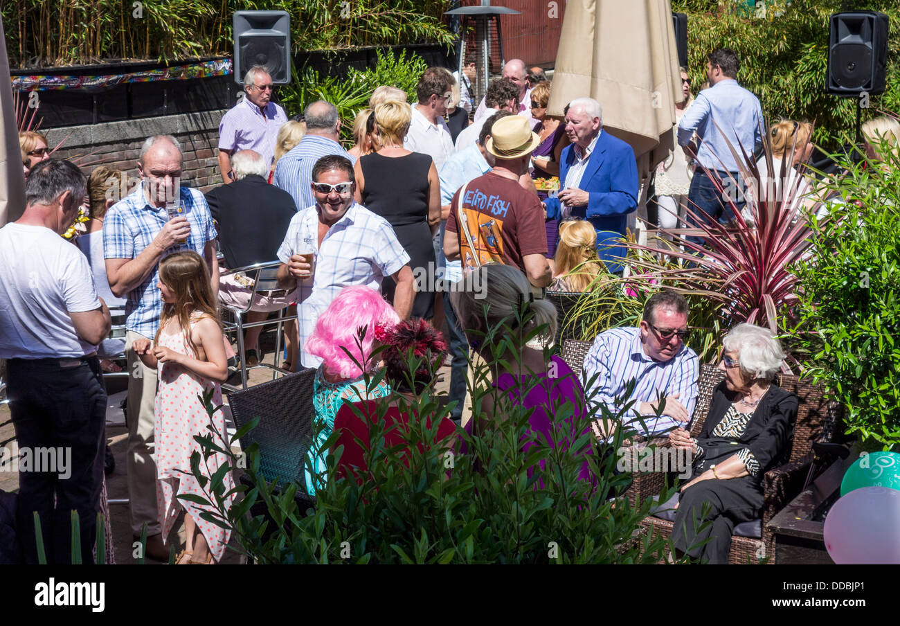 Die gartenparty -Fotos und -Bildmaterial in hoher Auflösung – Alamy